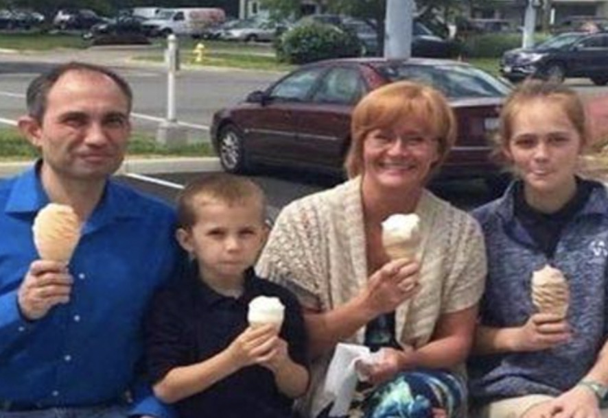 Stranger snaps photo of family eating ice cream together – days later ...