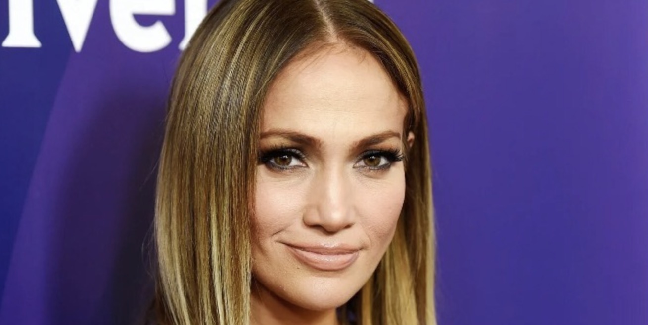 «Bigger hips and folds of fat!» Jennifer Lopez’s imperfect figure in ...