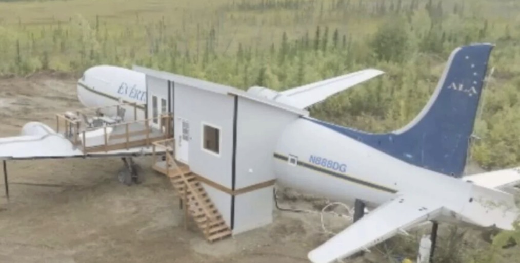 Couple takes retired airplane and turns it into beautiful 650-sq-ft ...