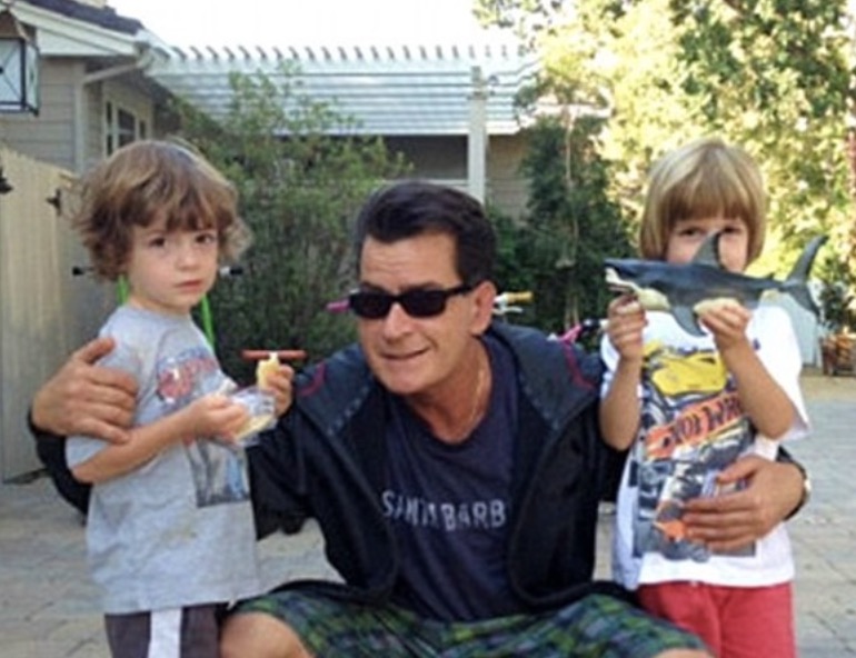 The twin sons of Charlie Sheen are already adults and resemble their ...